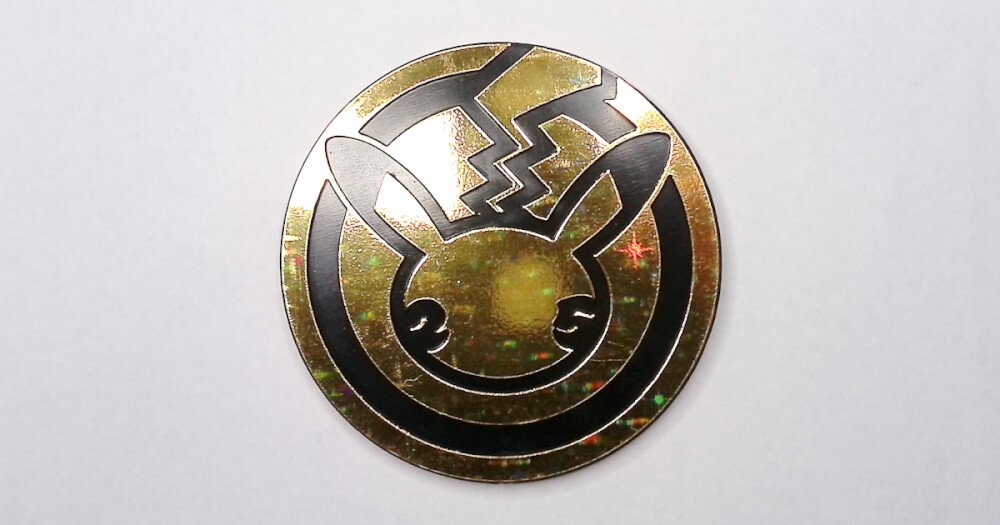 ピカチュウ25周年エンブレム：ゴールドスターライトホロ【Pikachu 25th Emblem Gold Starlight Holofoil ...